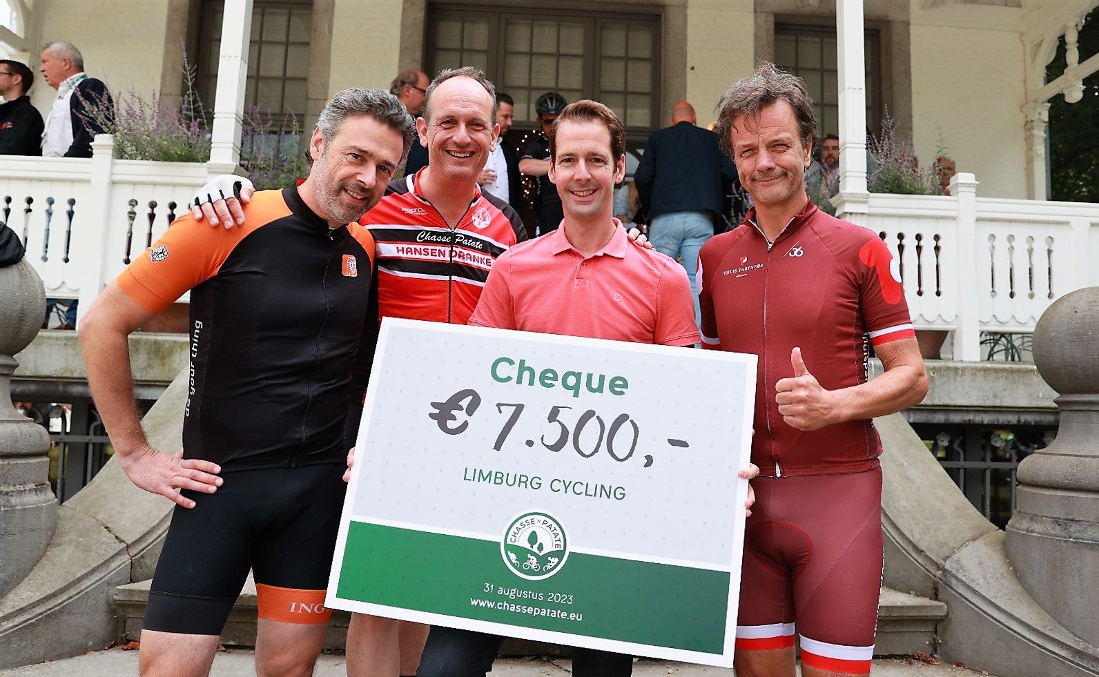 Cheque van €7.500 voor Limburgse jeugdwedstrijden | Limburg Cycling